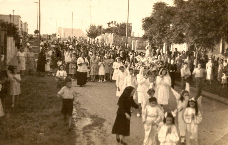 PROCESIÓN EN VILLA MARTELLI :: Vicente López :: Archivo histórico digital